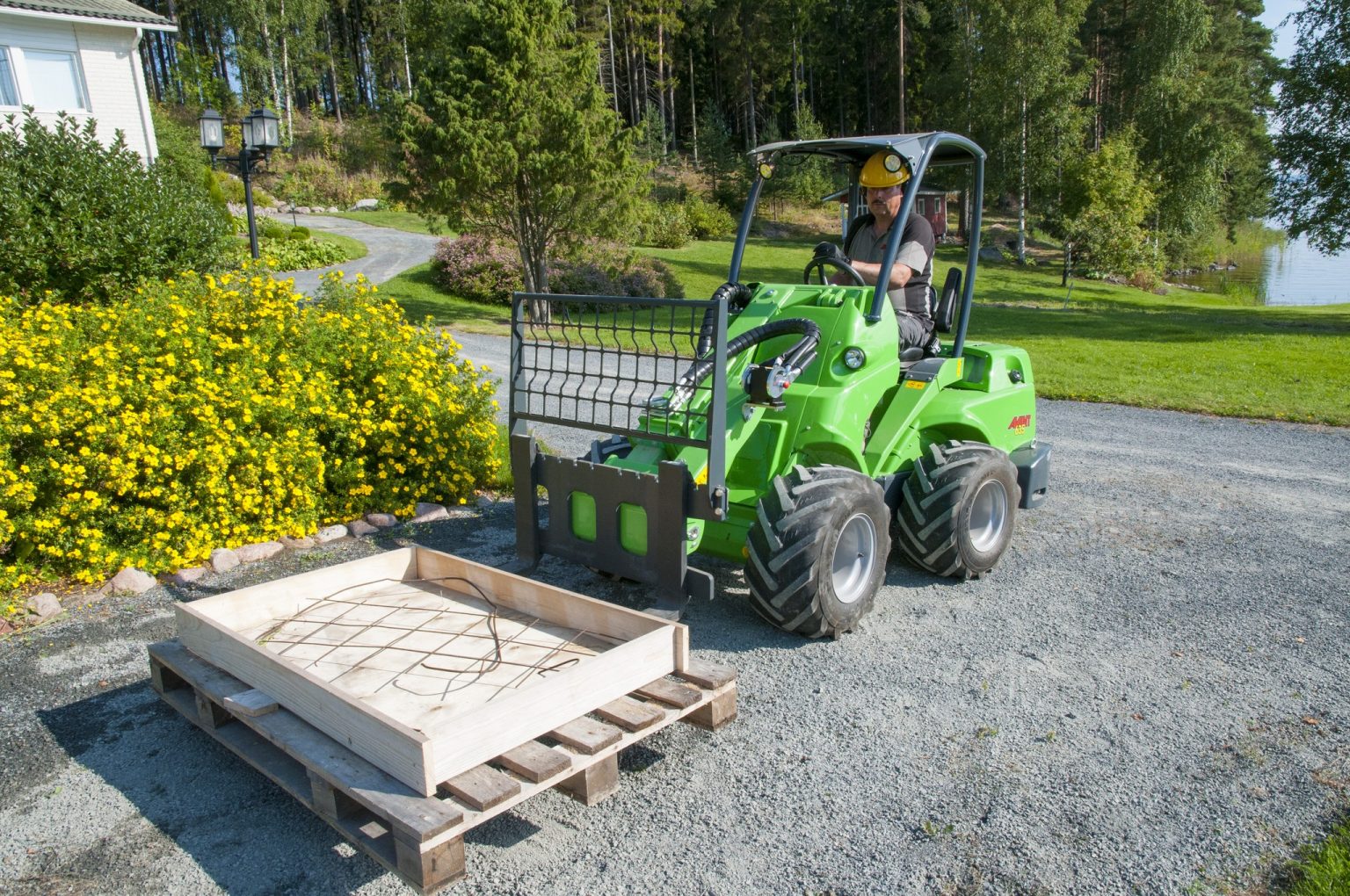 Pallet Fork for Avant Articulated Mini Loaders | Avant Equipment